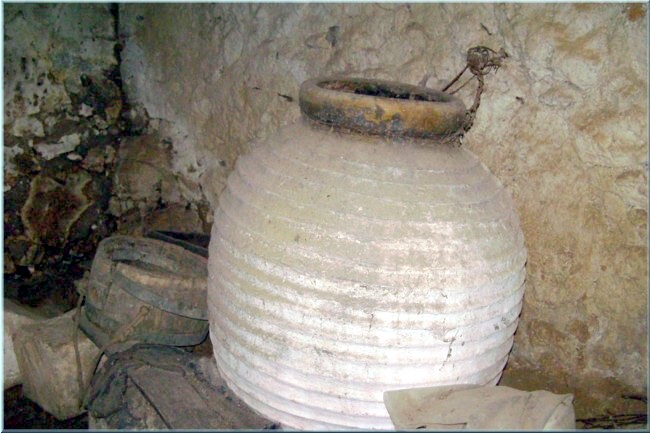 Κάποια σωζόμενα παλιά πιθάρια (καπάσες) σε διάφορα μέρη της Λευκάδας ...