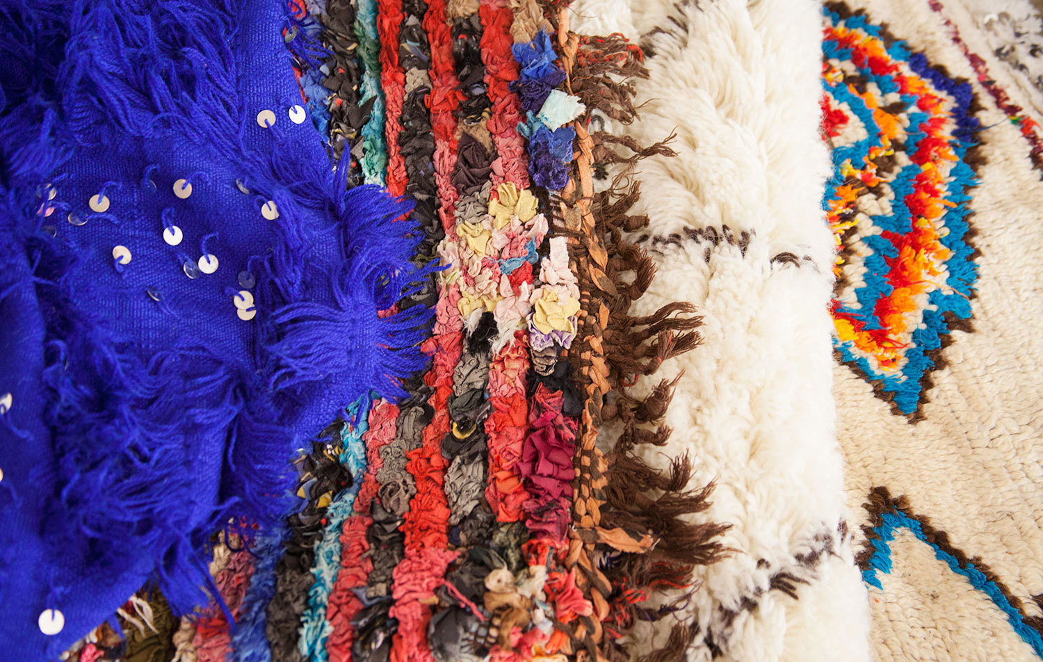 20 Beautiful Examples of Moroccan Rugs Incorporated into a Room