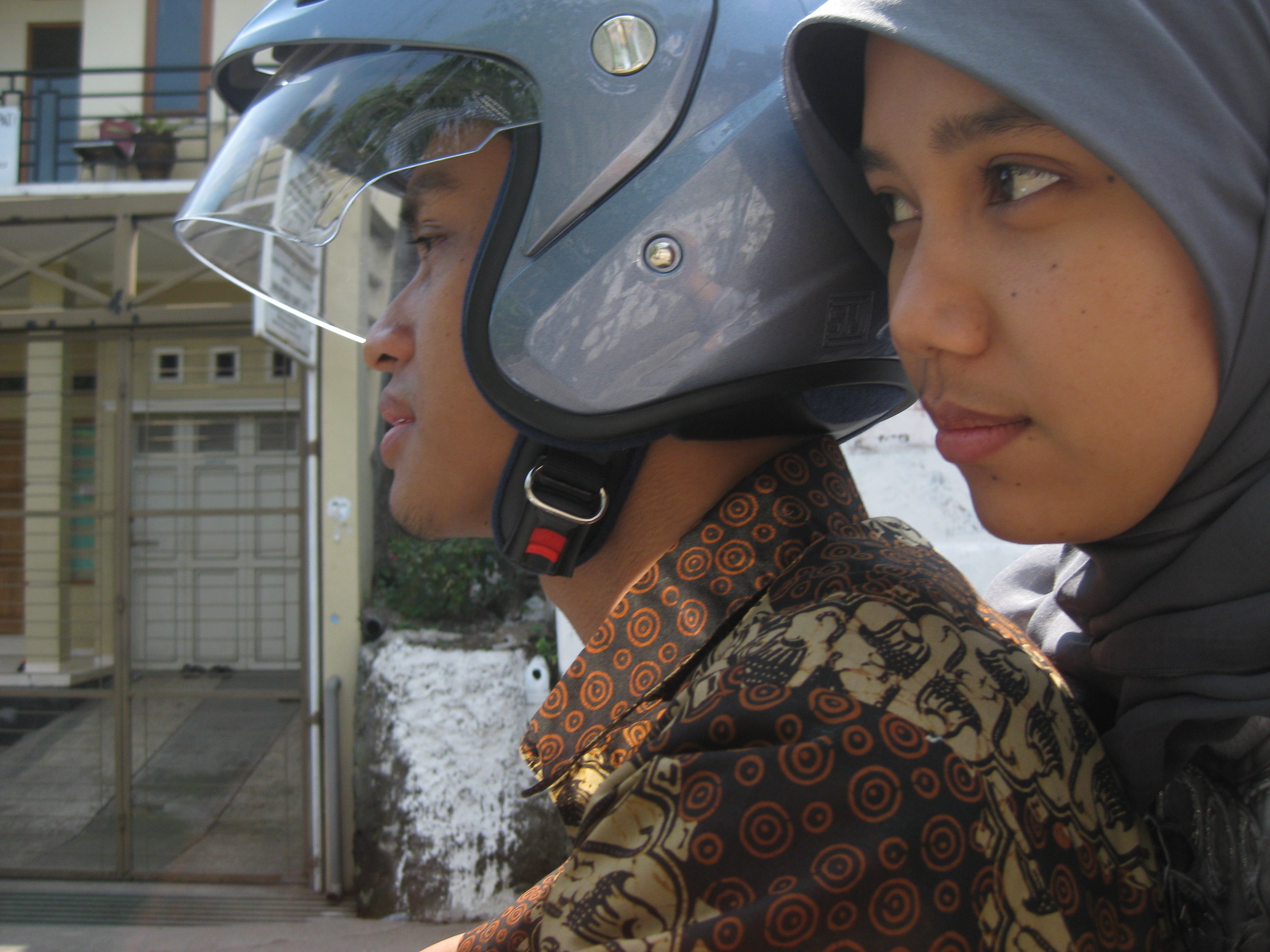 Pakailah helm ber-SNI (Standar Nasional Indonesia) | A journey's