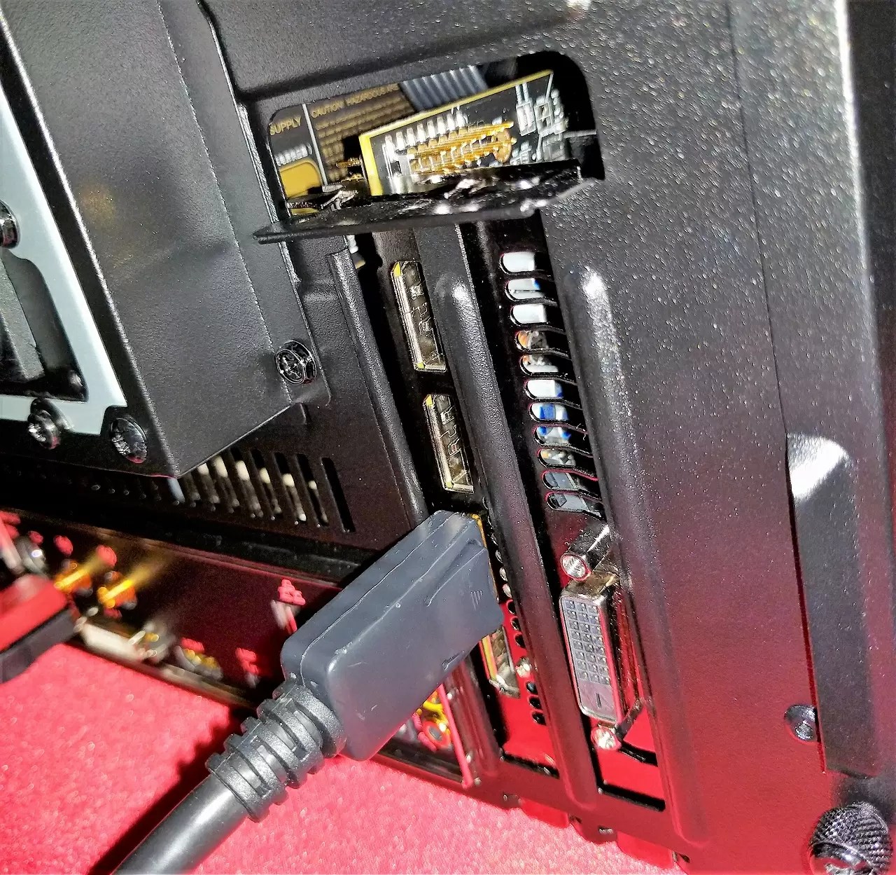 [AMD] เผยภาพช่องเชื่อมต่อที่จะมาพร้อมกับกราฟิกการ์ดที่ใช้ชิปสถาปัตยกรรม ...