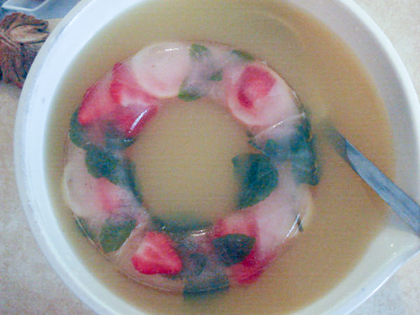 Make a fruity ice punch ring at your holiday party • Offbeat Home & Life