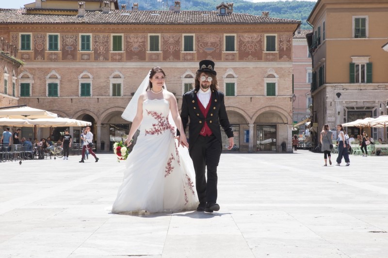 A wedding in Italy with street performers & a wine ceremony • Offbeat ...