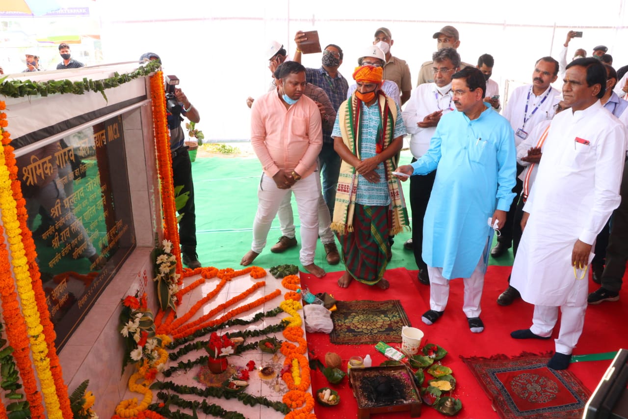 Coal Minister Pralhad Joshi lays foundation stone of Water Park in ...