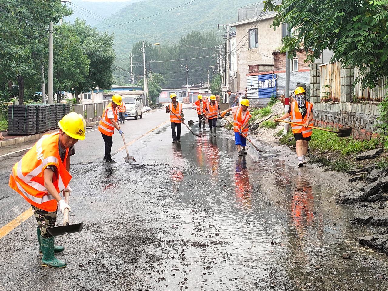 房山区全面开展道路清淤保洁工作