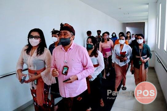 Memperingati Hari Kartini, Manajemen RS Unud Bagikan Bunga - Pancar Pos