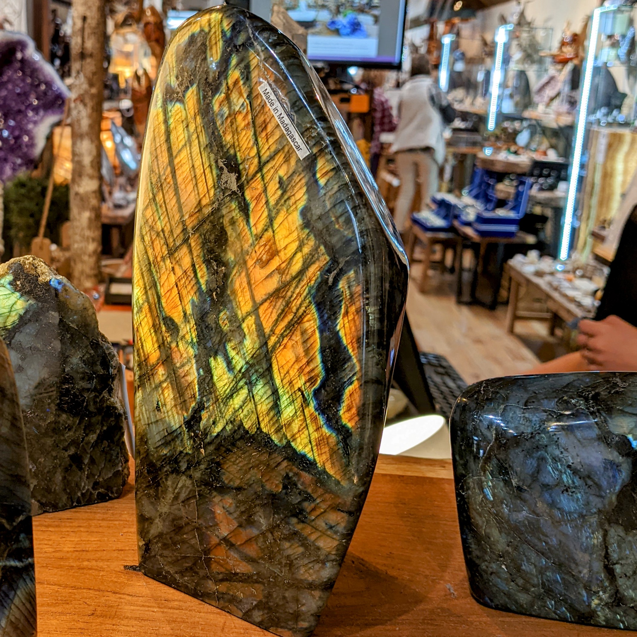Labradorite – Pezrok: Nature's Artistry