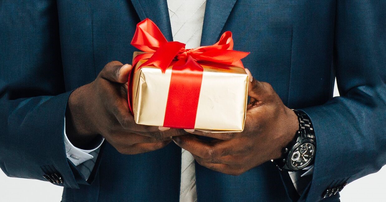 10 Thoughtful and Personal Gifts for Men this year - Pinstripe Men's ...