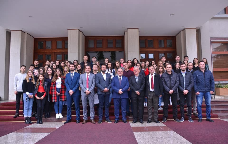 Ambasador Flamur GASHI, priti nxënësit e shkollave të mesme në gjuhën ...