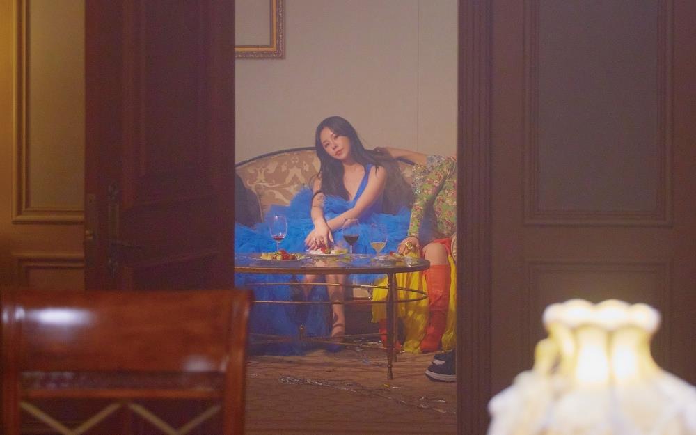 Whee In revela videos especiales de su álbum 'Redd' | CusicaPlus