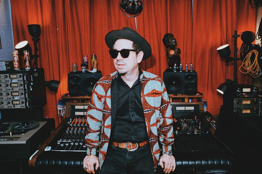 Adrián Quesada comparte 'Mentiras con Cariño' como adelanto de su ...