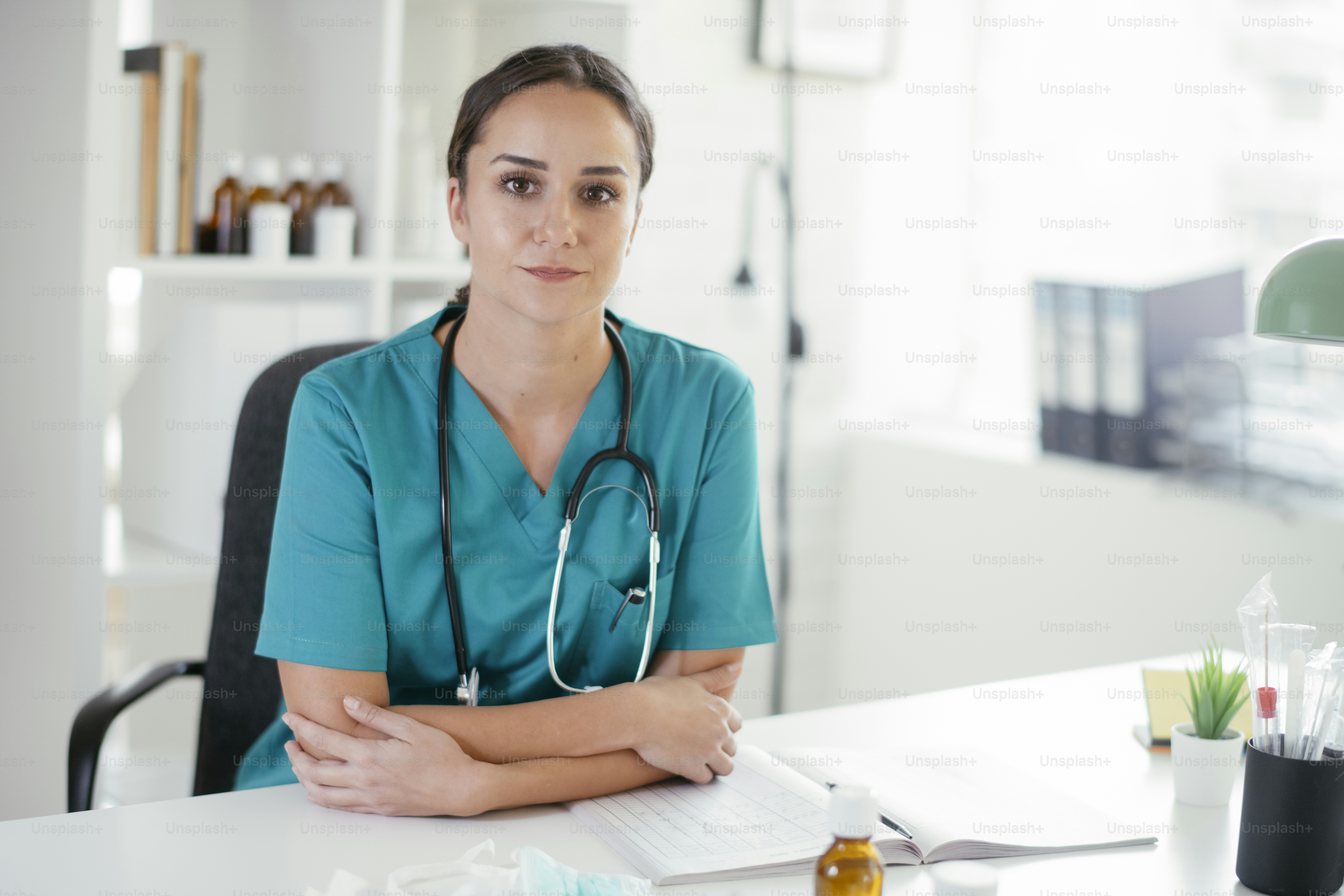 Foto Joven Doctora En Consultorio Médico Hermosa Doctora En El Trabajo