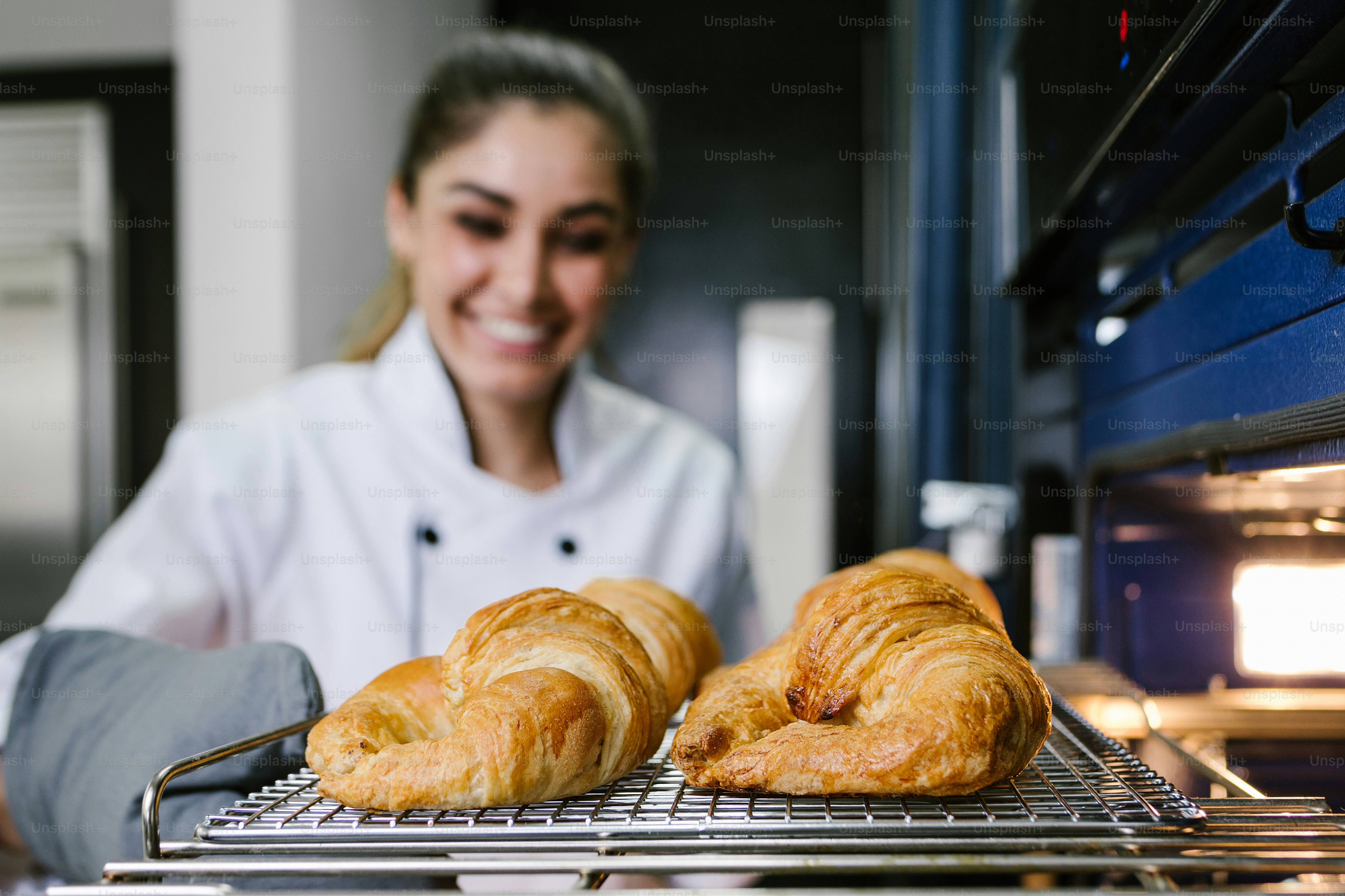 Joven Latina Horneando Pan Croissant En El Horno En La Cocina En México