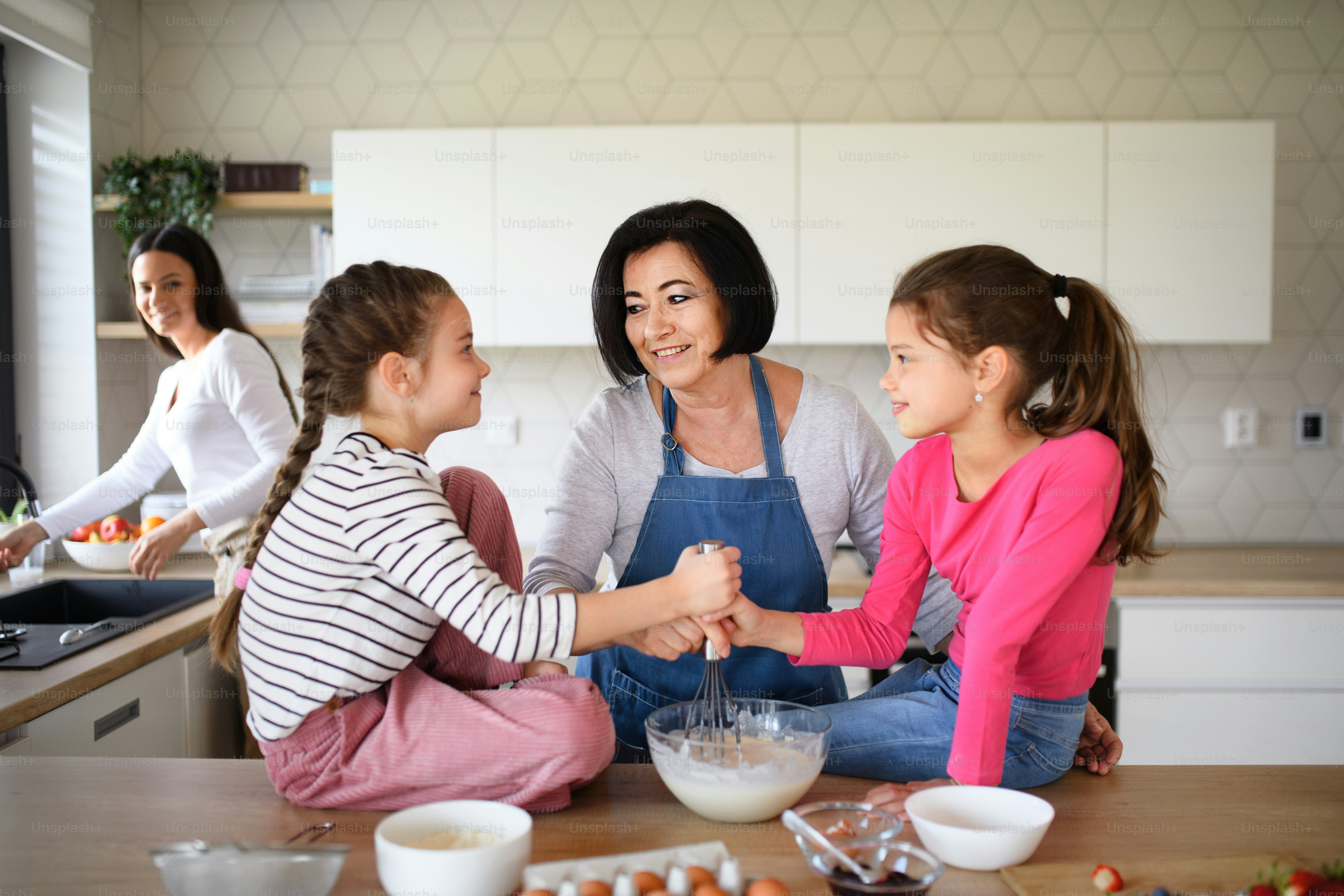 Foto Felices Niñas Pequeñas Con Madre Y Abuela Haciendo Mezcla De