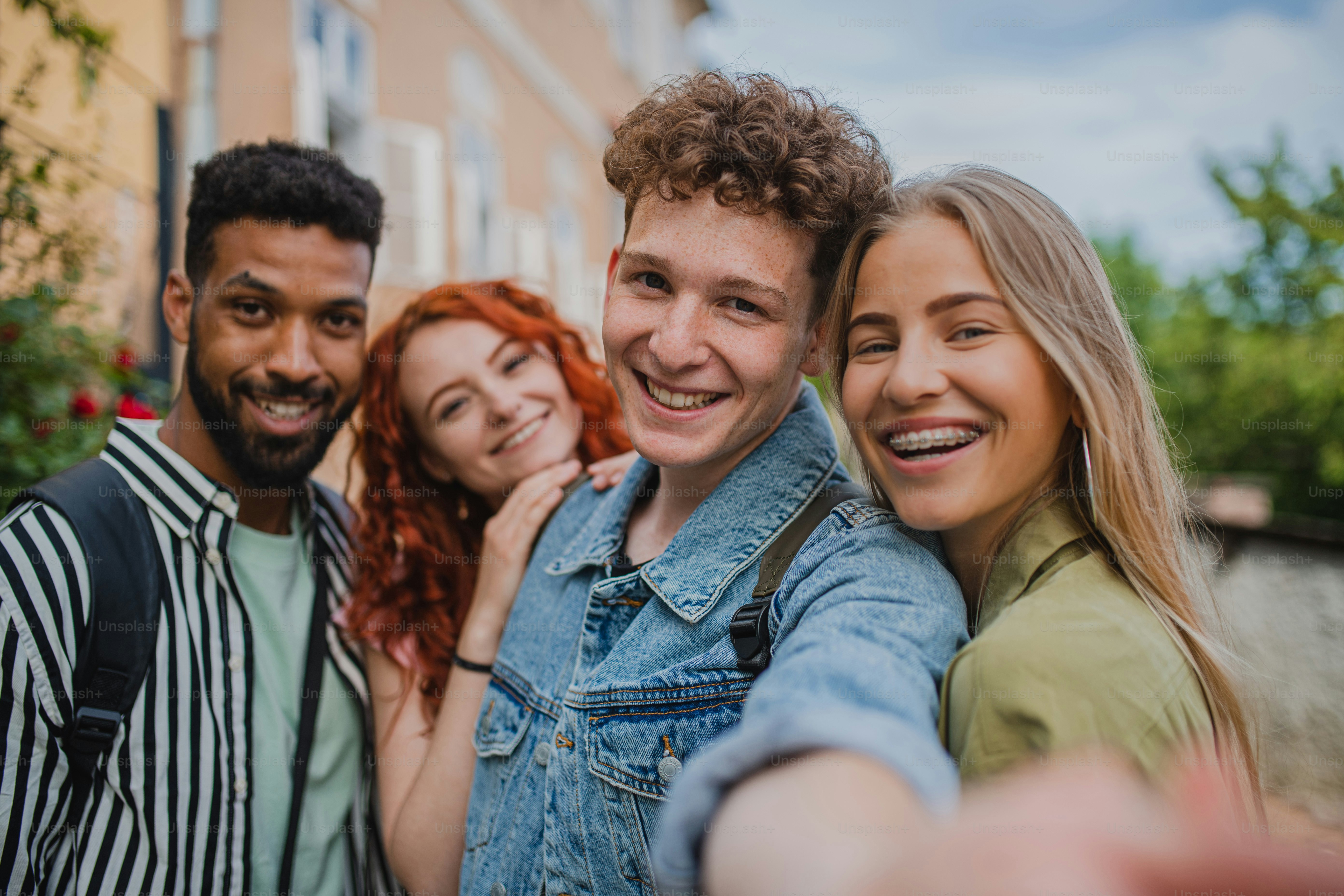 Foto Un Retrato De Un Grupo De Jóvenes Al Aire Libre En Viaje Por La