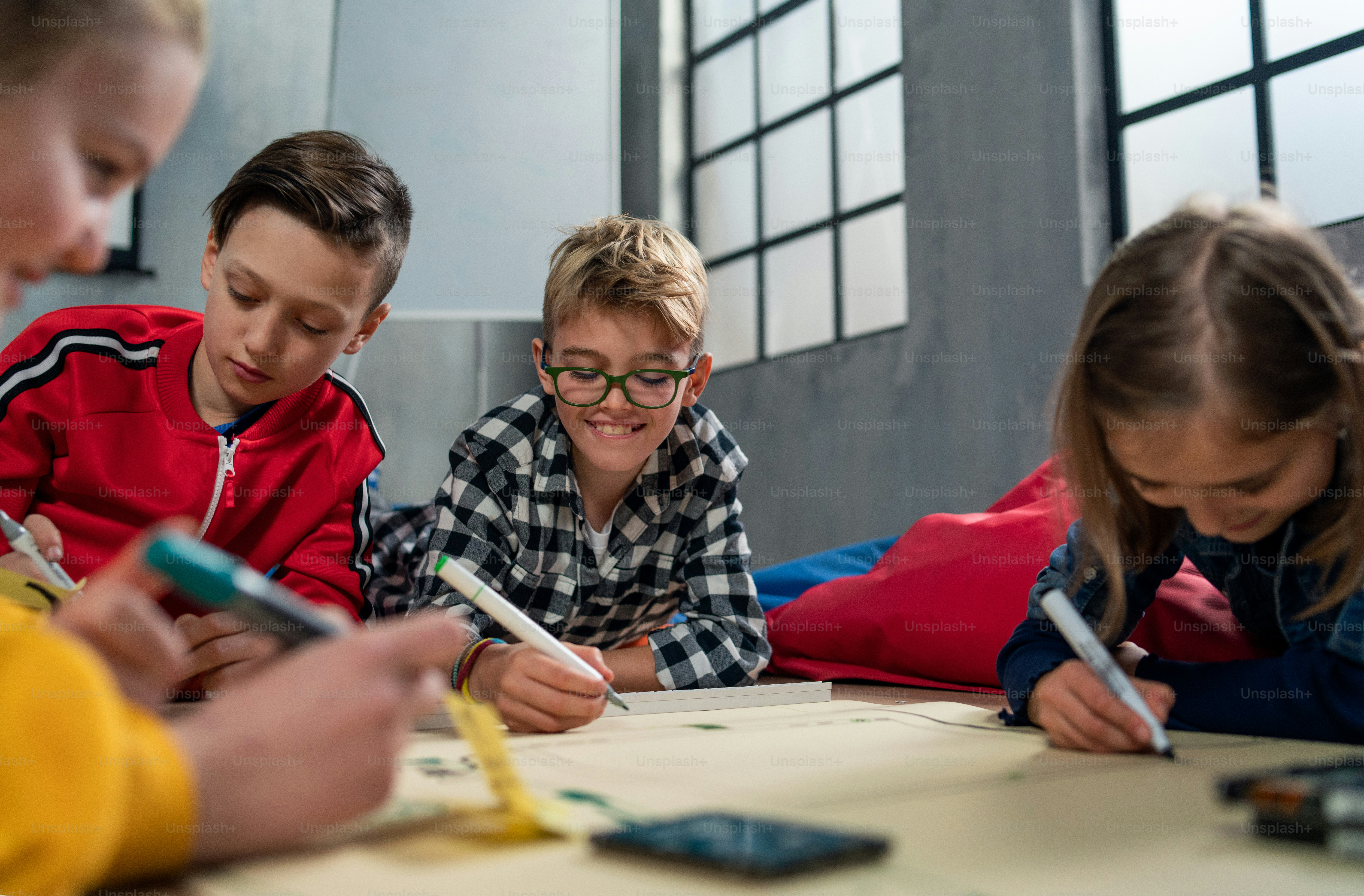 Enfants En Classe Travaillant Ensemble
