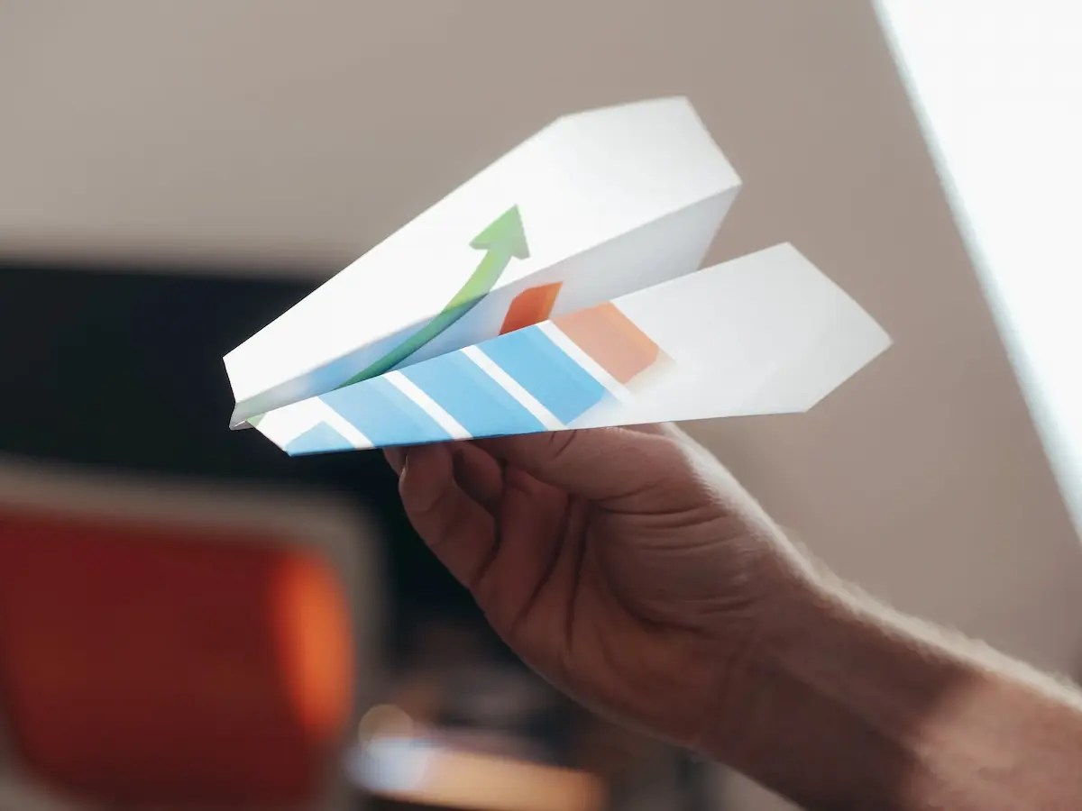 Engineers break paper airplane record - Practice English with News