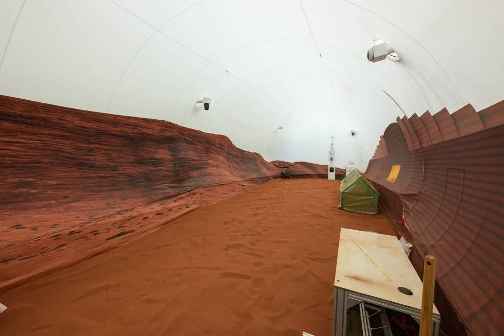 4 volunteers enter NASA Mars simulation for 1 year - Practice English ...