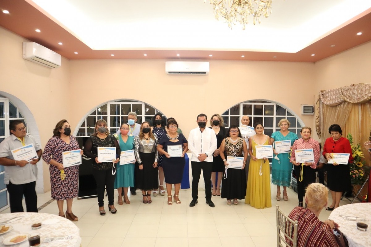 Reconocen trayectoria de maestros con 30 y 40 años de servicio ...