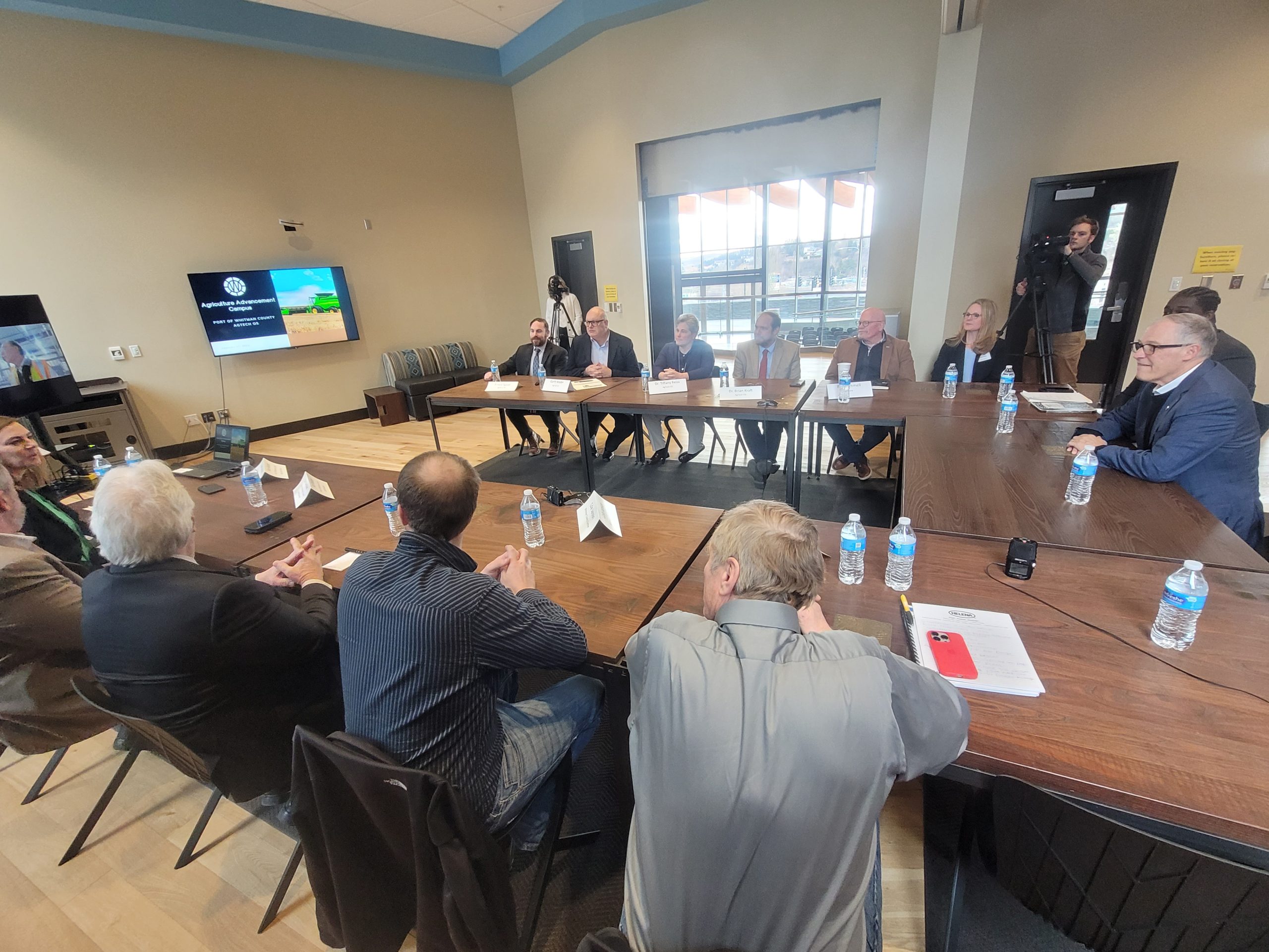 Washington Governor Jay Inslee Meets With Local Officials Involved In ...