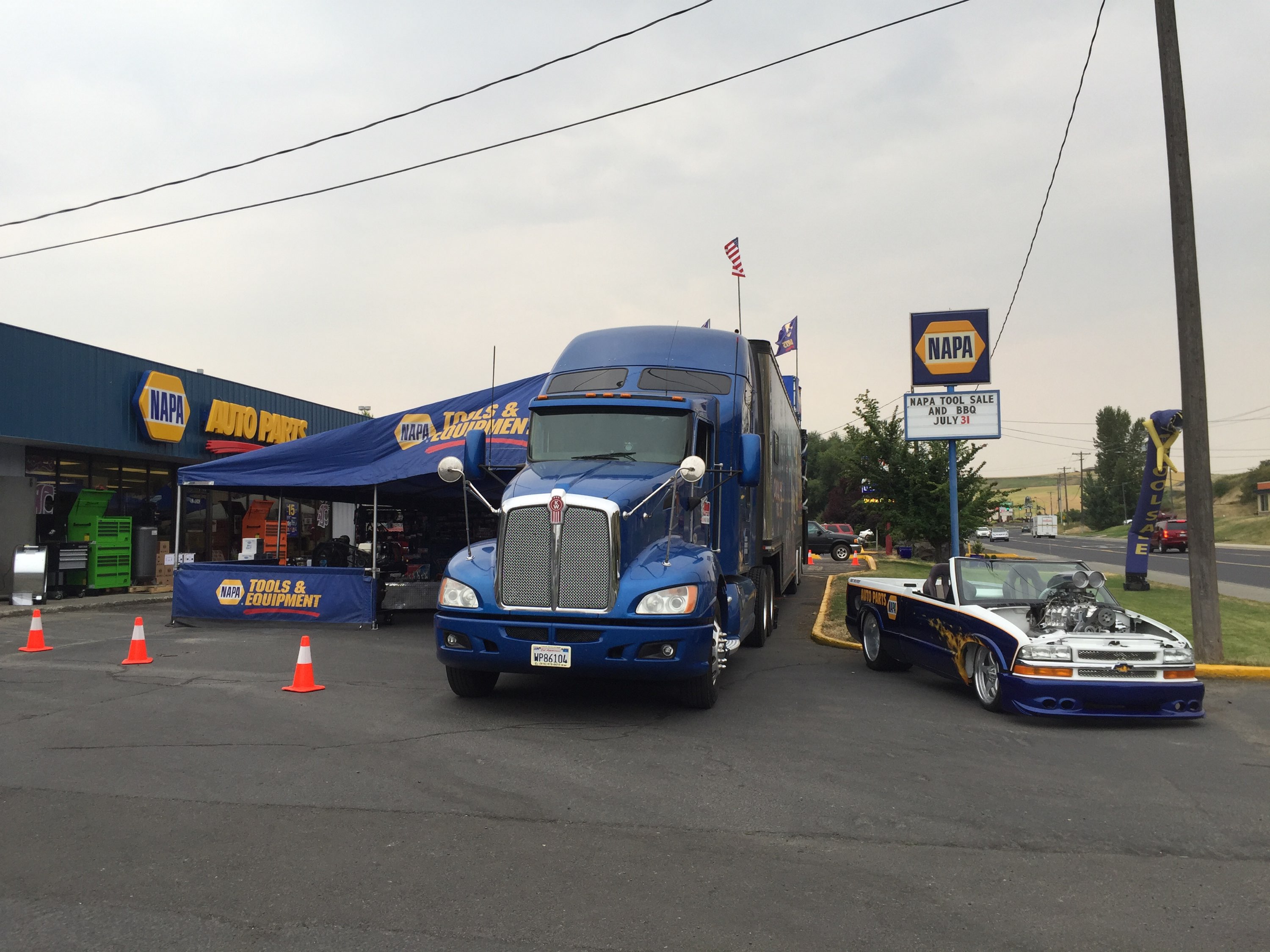 World’s largest tool truck is at the Pullman Napa today – Pullman Radio