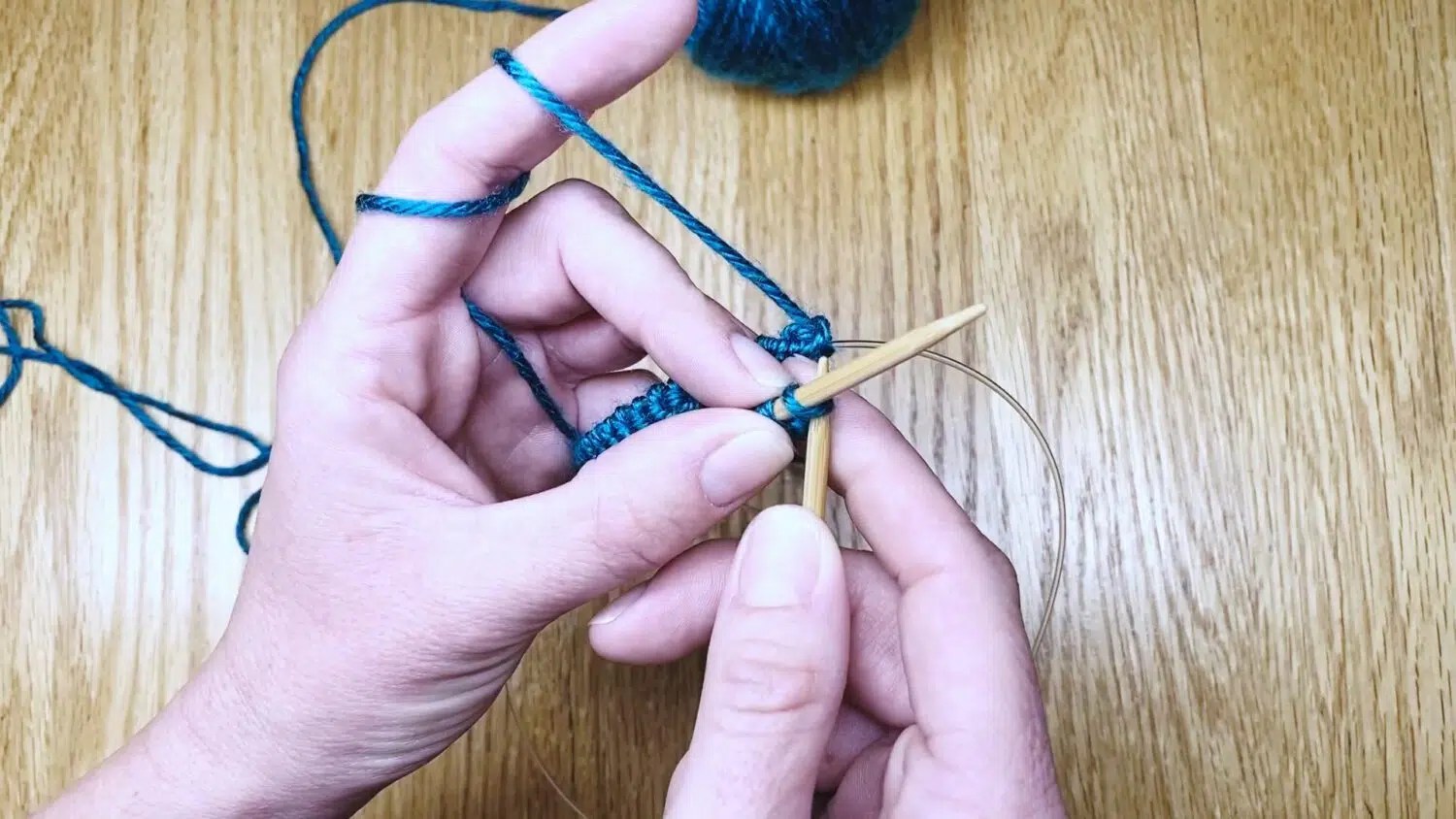 Knit in the Magic Loop - Knitting in the Round - PurlsAndPixels