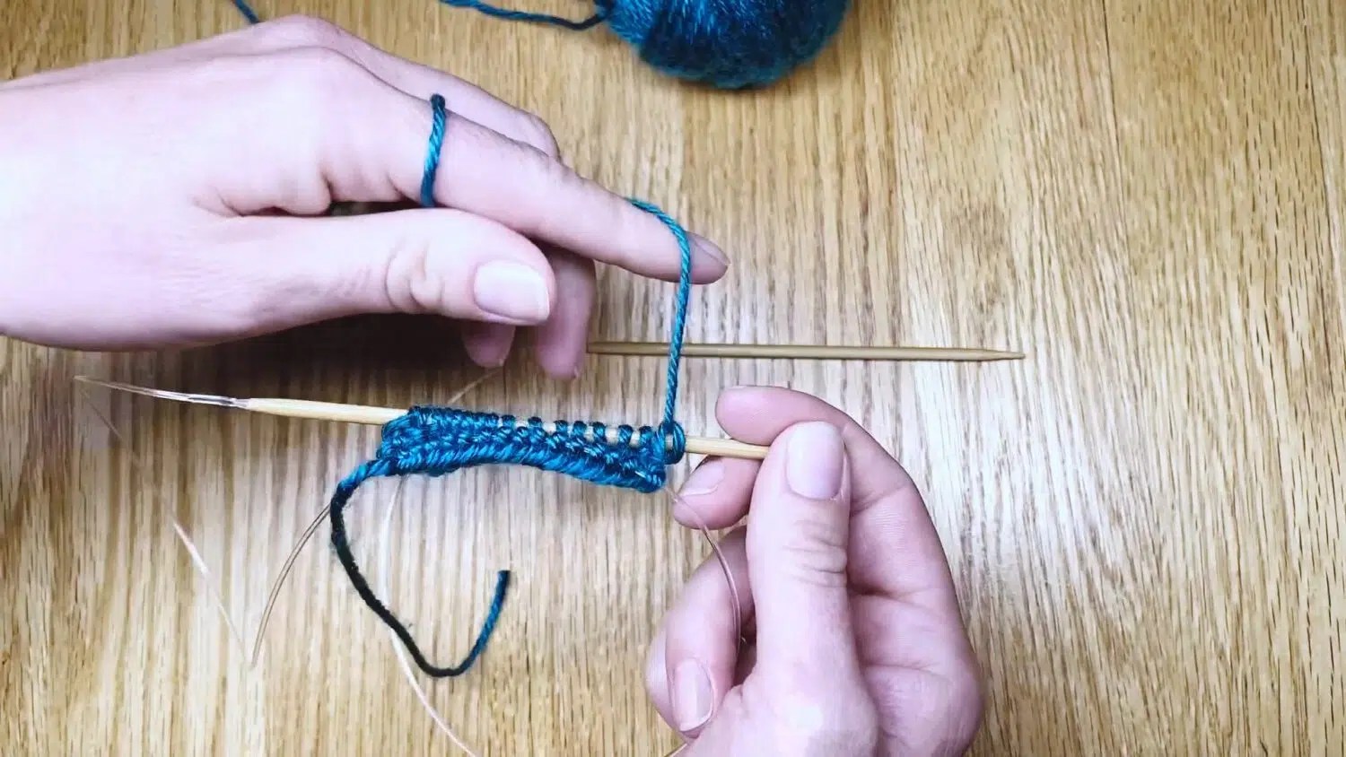 Knit in the Magic Loop - Knitting in the Round - PurlsAndPixels