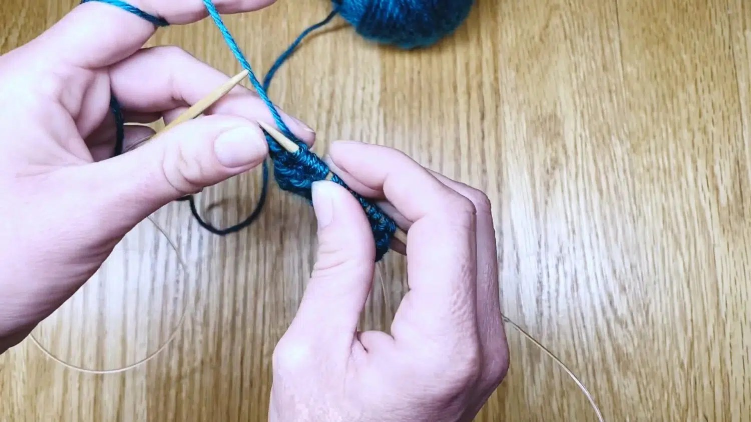 Knit in the Magic Loop - Knitting in the Round - PurlsAndPixels