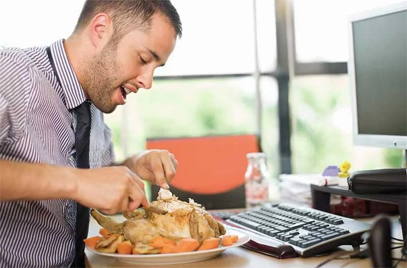 ¿PORQUE COMER EN EL ESCRITORIO HACE MAL? | Redtelework.com