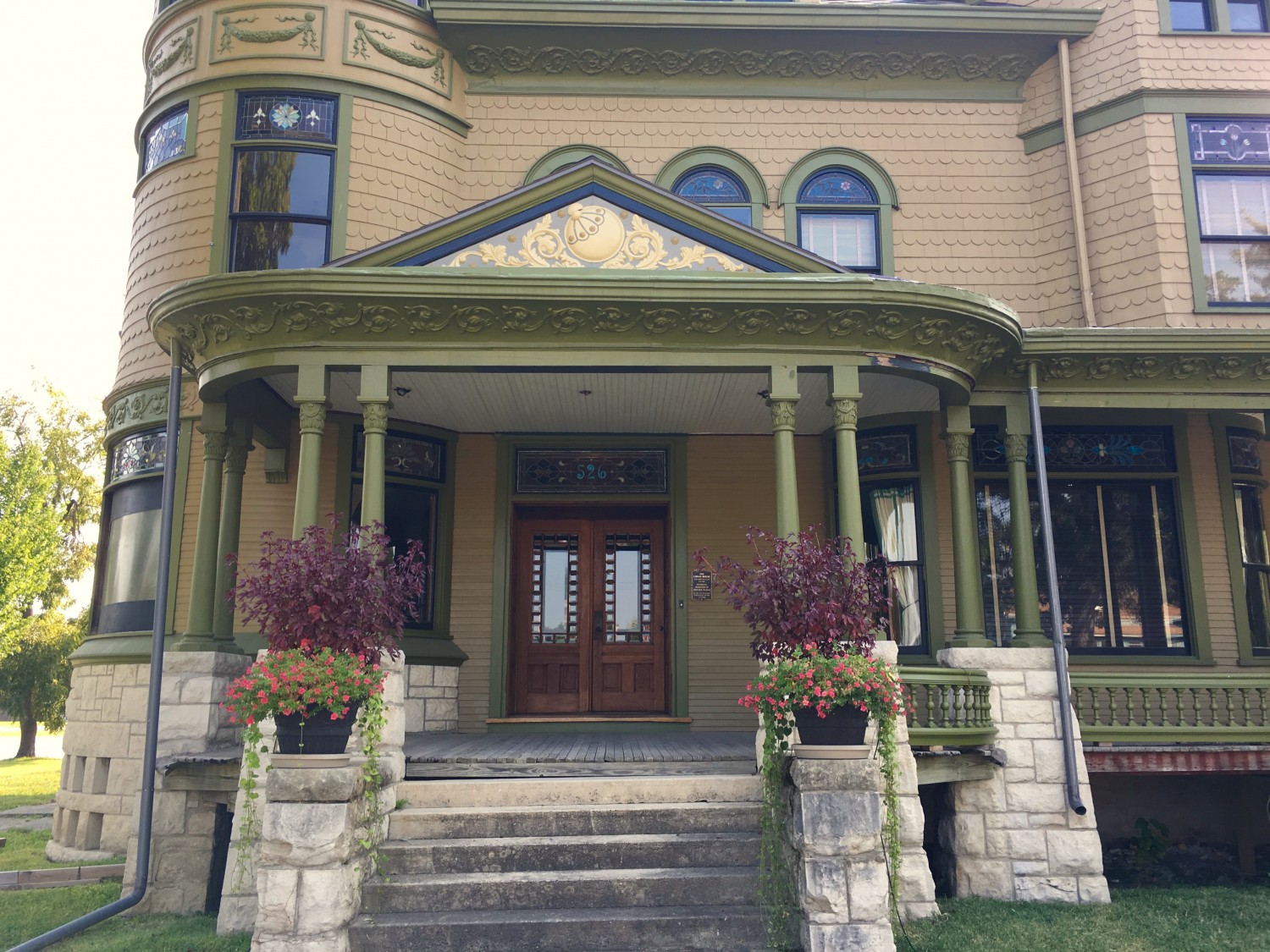 The Mystery of the Missing Fifth Color – Restoring Ross