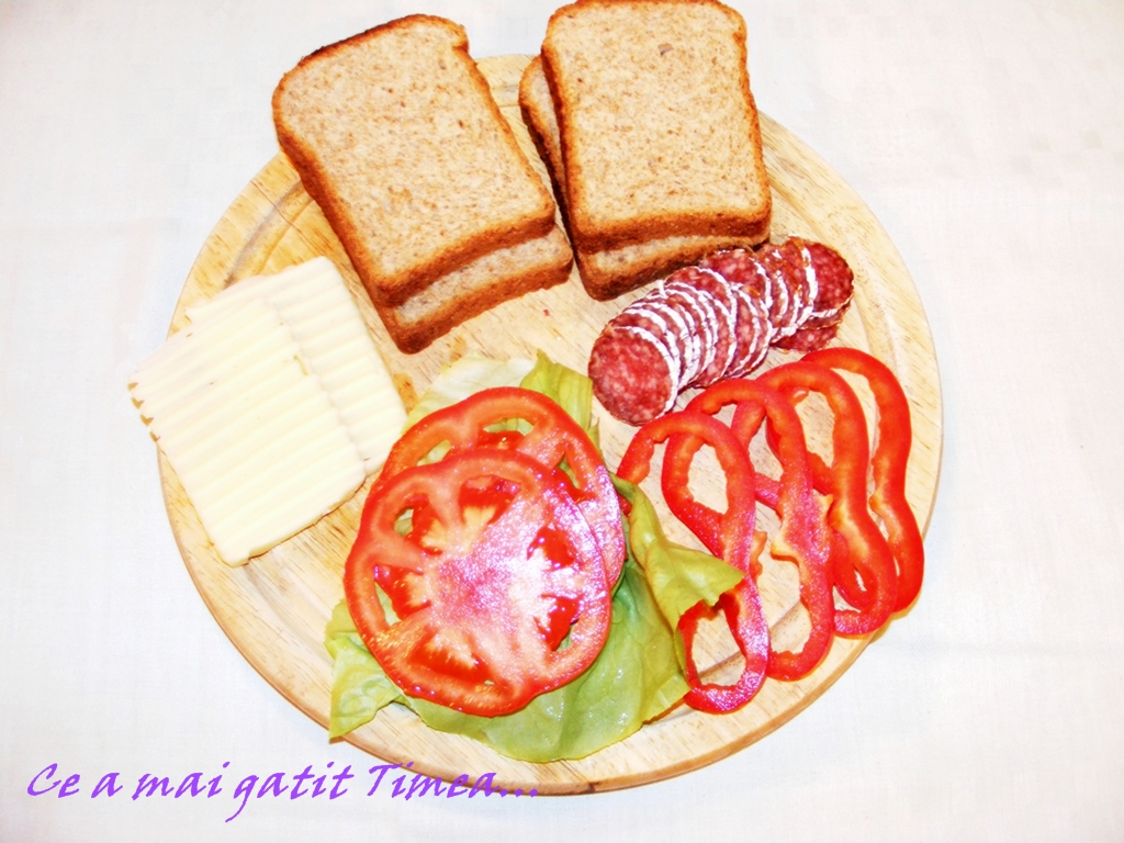 Sandvis cu cascaval, salam si legume