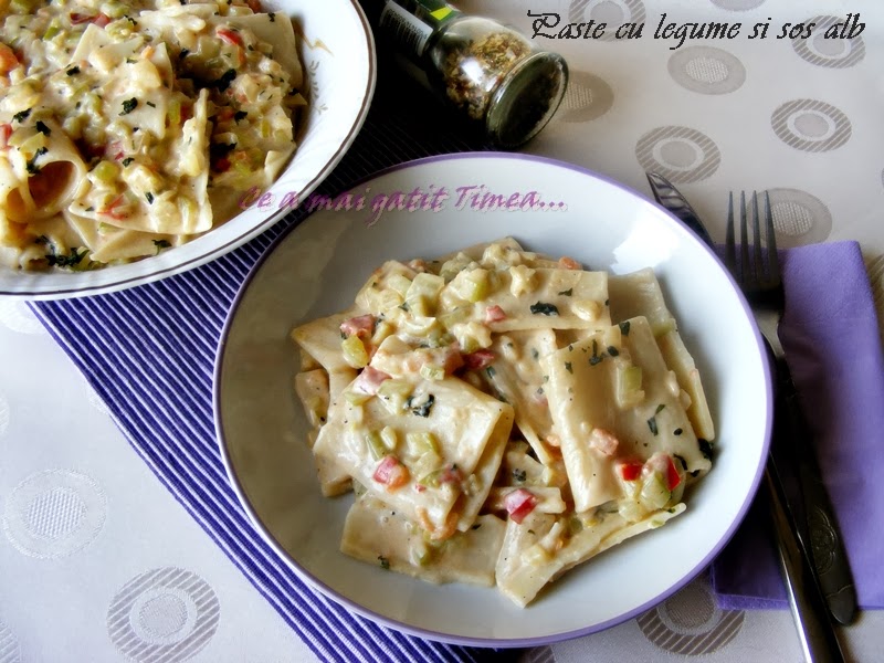 Paste cu legume si sos alb