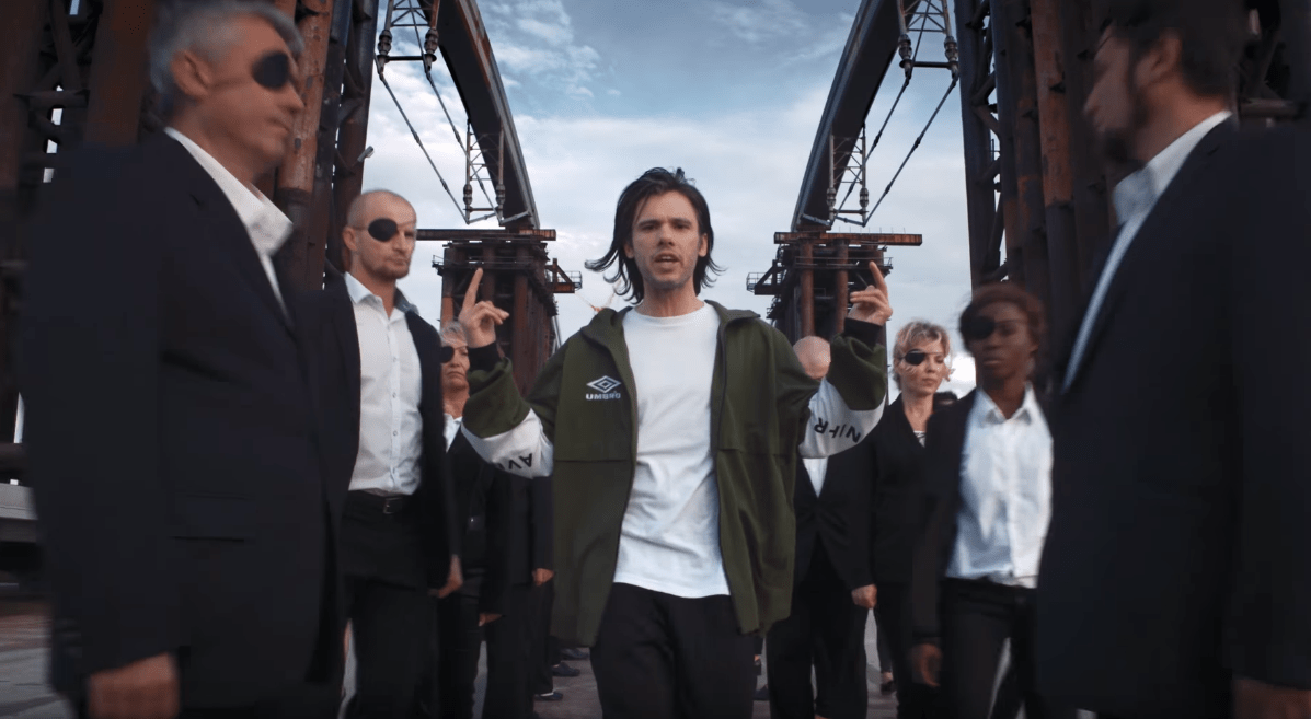 OrelSan tease "Basique" son nouvel album en grande pompe