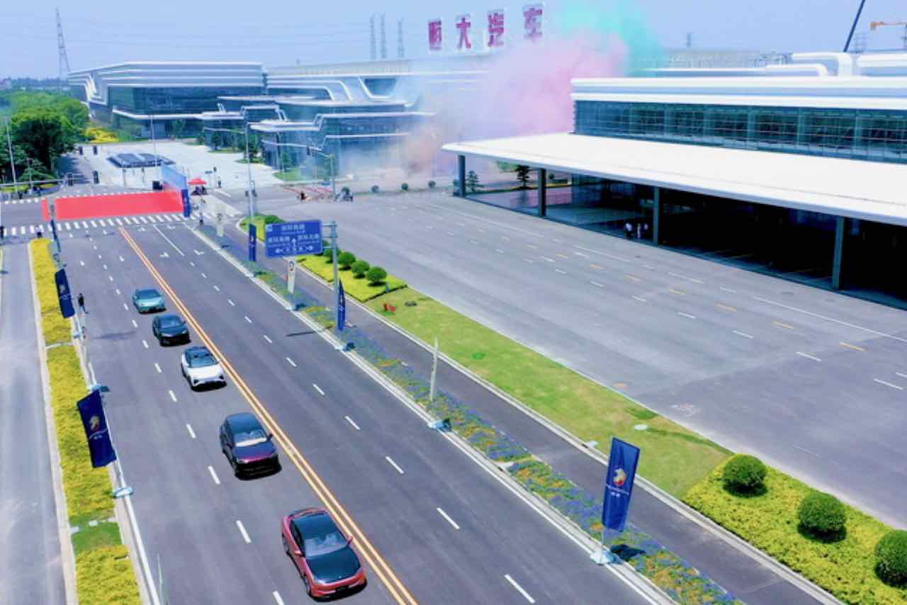 Evergrande in talks about selling the auto division?