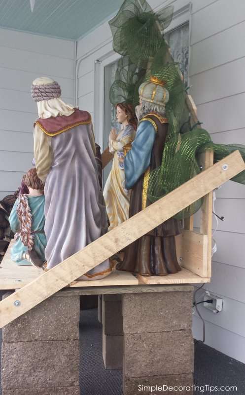 Pallet Wood Outdoor Nativity, HometoCottage