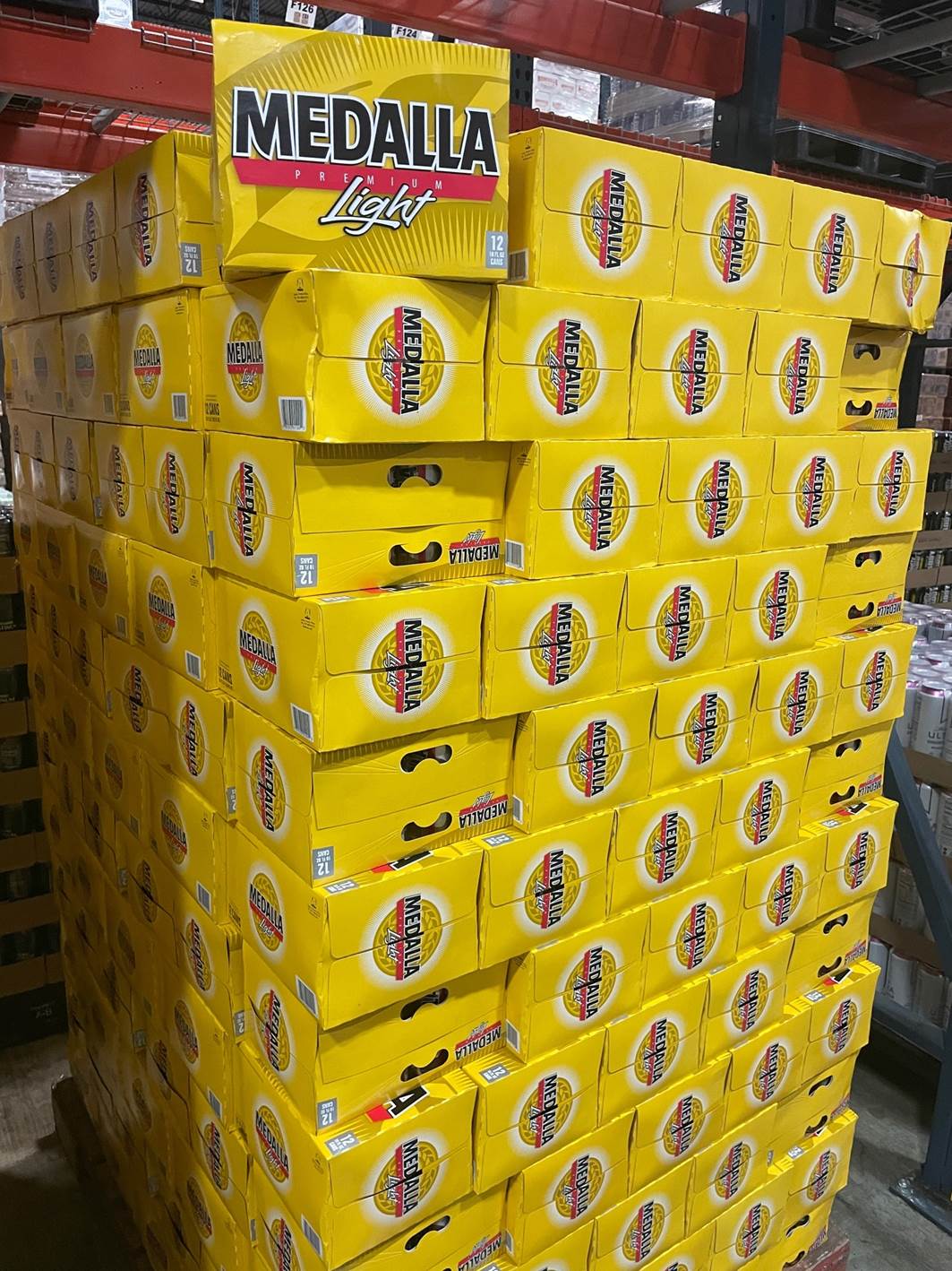 Medalla Light llega a Illinois - Sin Comillas