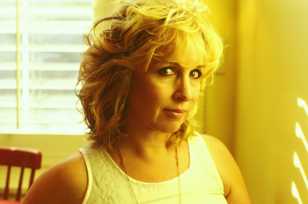 SINGER-SONGWRITER GRETCHEN TURNS THE TABLE - Sing Out!