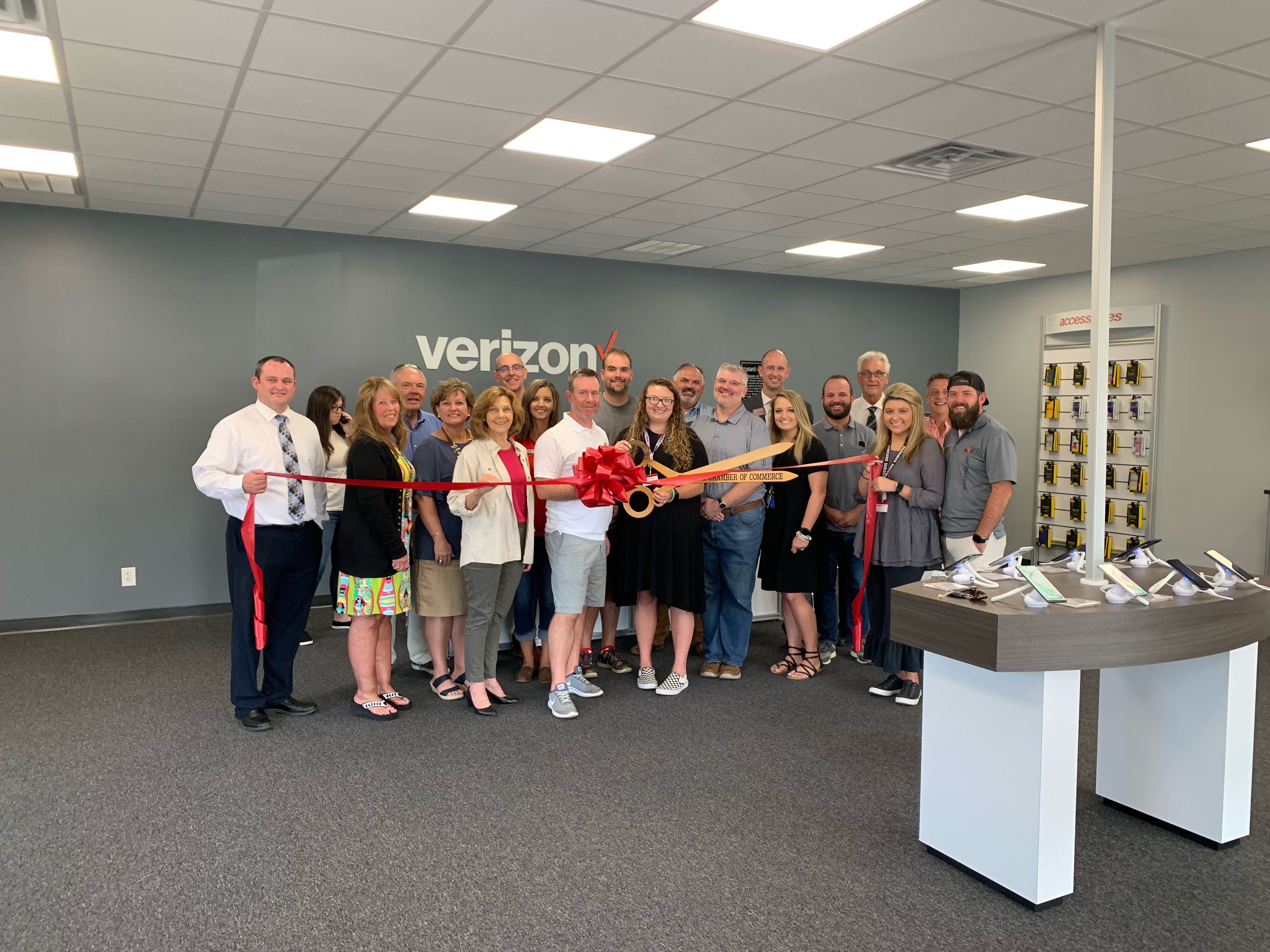 Ribbon cutting held for new Verizon office | Smith County Insider