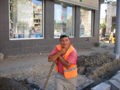 - Trece acolo 6-7 beri, că sigur nu ştii cum se scrie Jägermeister...