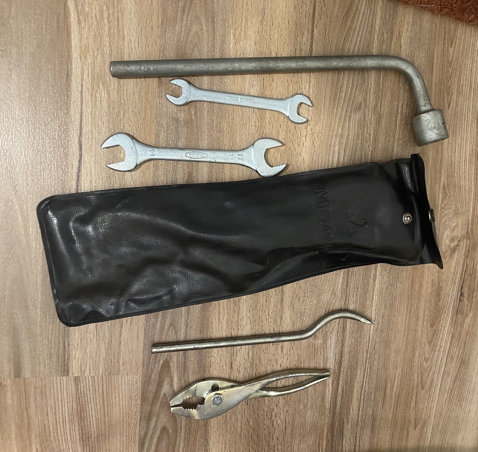 OEM Mitsubishi Tool Kit (MB149441) - Starwagon.info