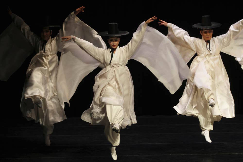 Jules Does K-Pop Academy Homework: Korean Traditional Dance | Jules Does