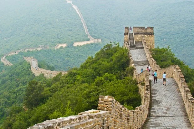 Top 20 Tourist Attractions in China You Must Visit – red maleta