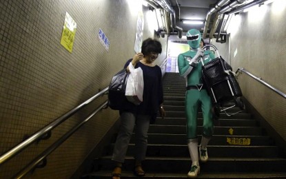 Power Ranger Bantu Warga di Stasiun Kereta Bawah Tanah Tokyo sukajepang.com