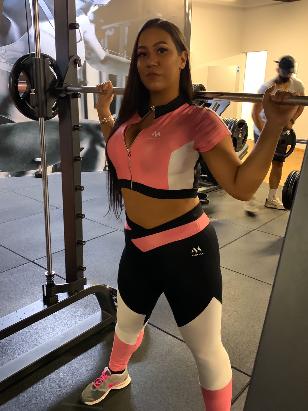 Atriz e cantora Becky fecha parceria com famosa loja de moda fitness ...