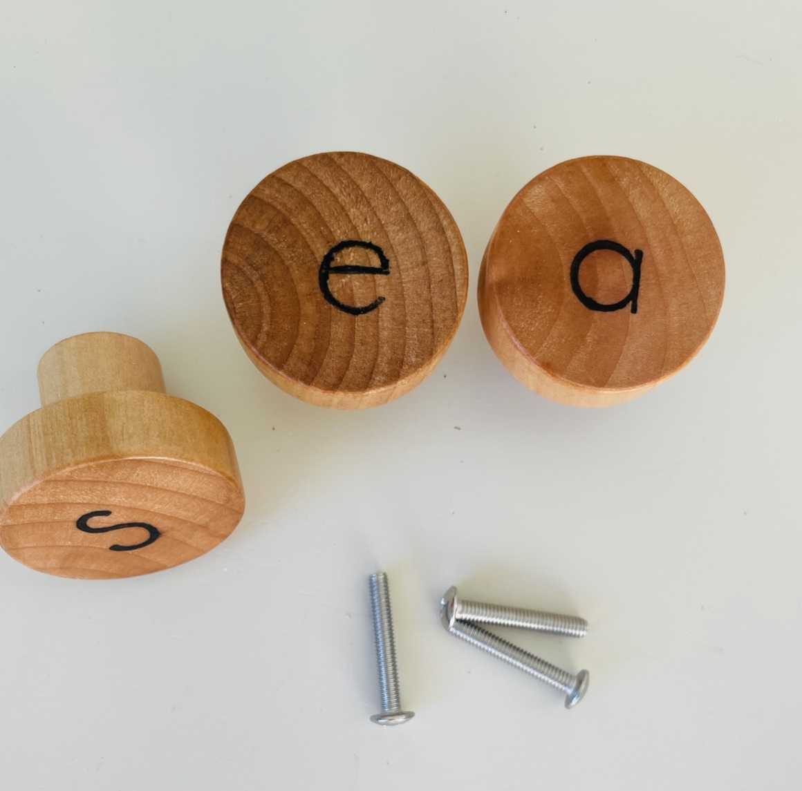Letter or number on modern wood knob – sweep of sand