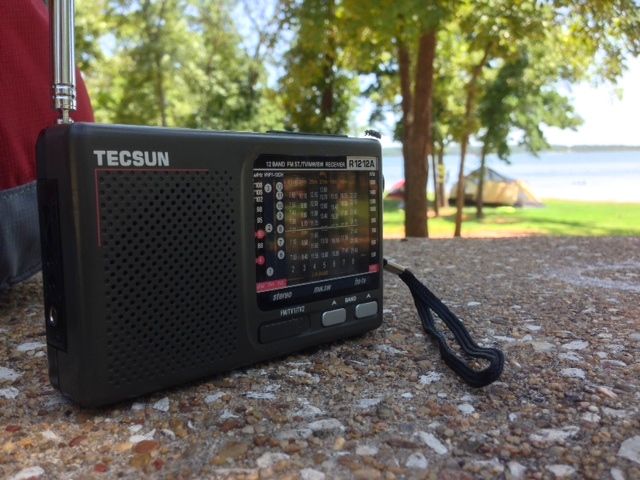 Picnicking and SWLing by the lake | The SWLing Post