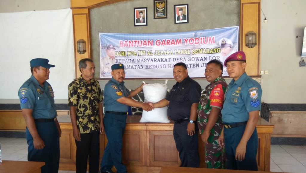 Pos TNI AL Jepara Serahkan Garam Yodium ke Masyarakat Sowan Lor