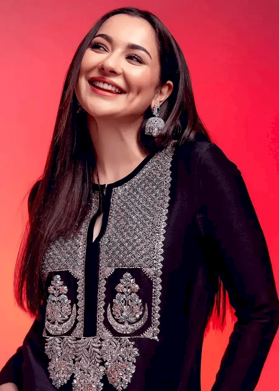 Hania Aamir Age, Weight, Height, Family, Boyfriend, Biography & More