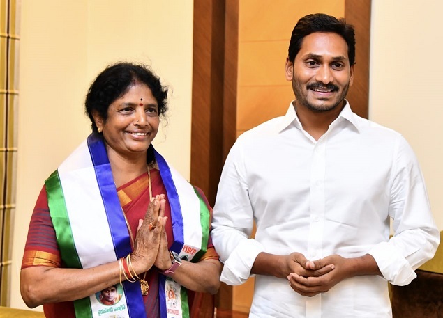 YSRCP MP Vanga Geetha begins her Padayatra from Kakinada to Annavaram ...