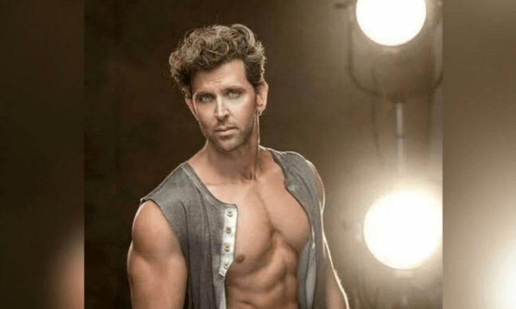 Hrithik Roshan flaunts his beefed up biceps, pic goes viral - Telugu Bullet