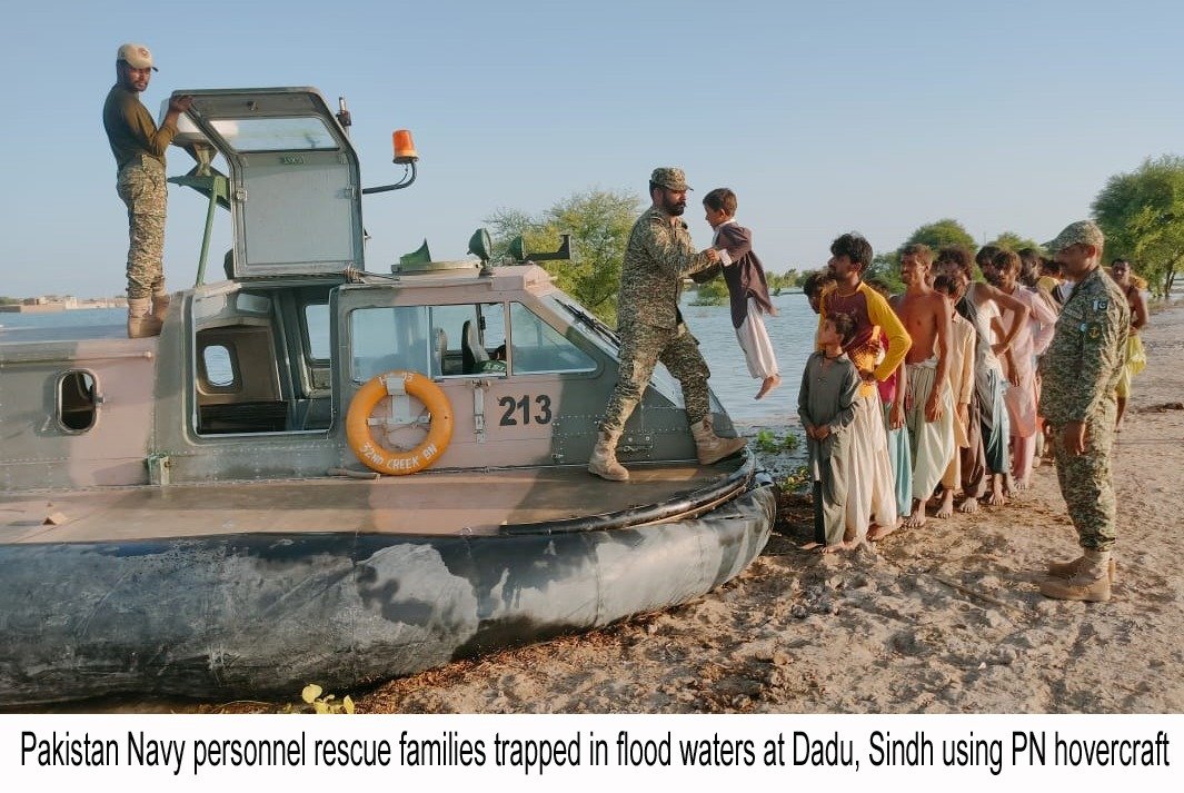 Pakistan Navy Deploys Hovercrafts & Helicopters in Flood Affected Areas ...